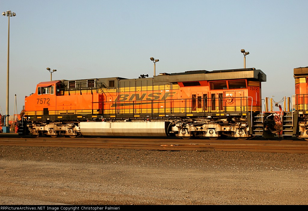 BNSF 7572